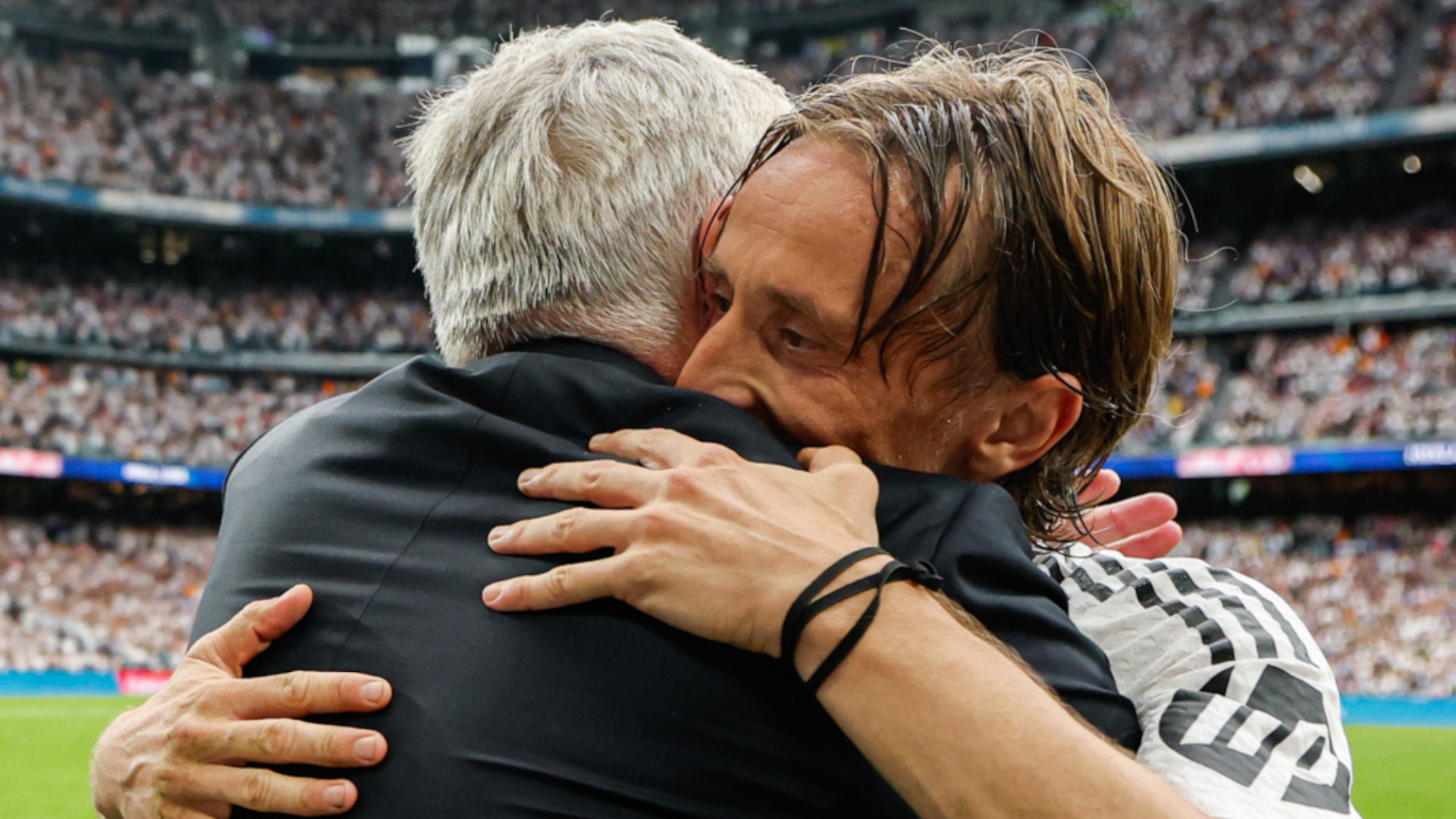 Luka Modrić ve Carlo Ancelotti'nin Real Madrid'e veda ederken ...